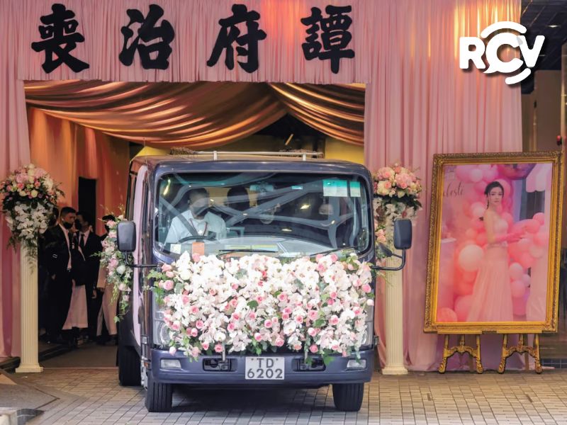 Despiden a la modelo asesinada Abby Choi en un funeral rosa