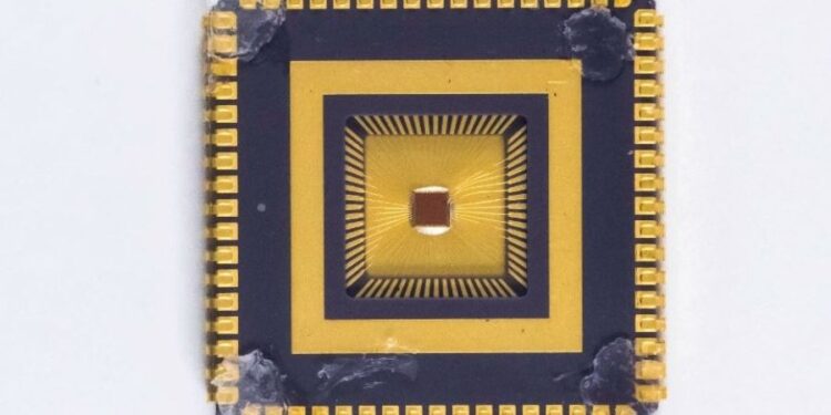 Nanochip defensor para dispositivos electrónicos ante ciberataques