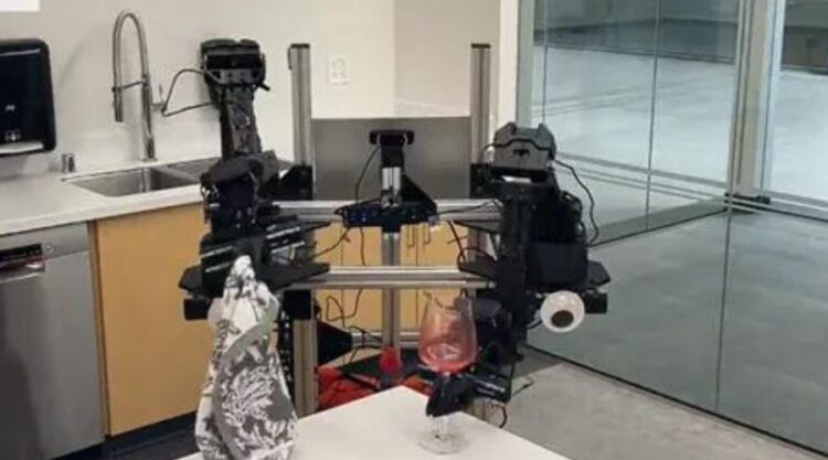 ALOHA es el robot que puede realizar actividades domésticas