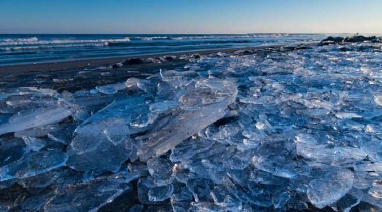 Playa donde se junta la nieve, la arena y el mar