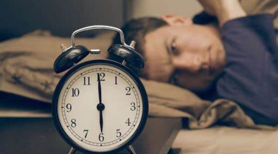 ¿Sabes por qué te despiertas antes que suene la alarma?