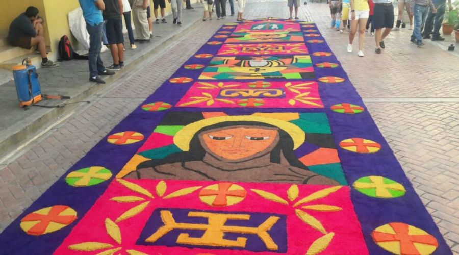 Alfombras de aserrín: una tradición de arte y fe en la Semana Santa