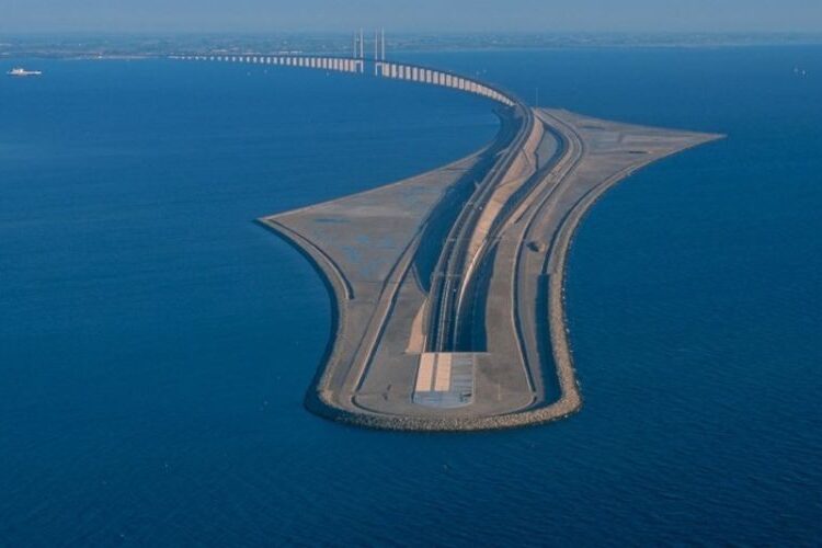 El impactante puente túnel que pasa por debajo del mar