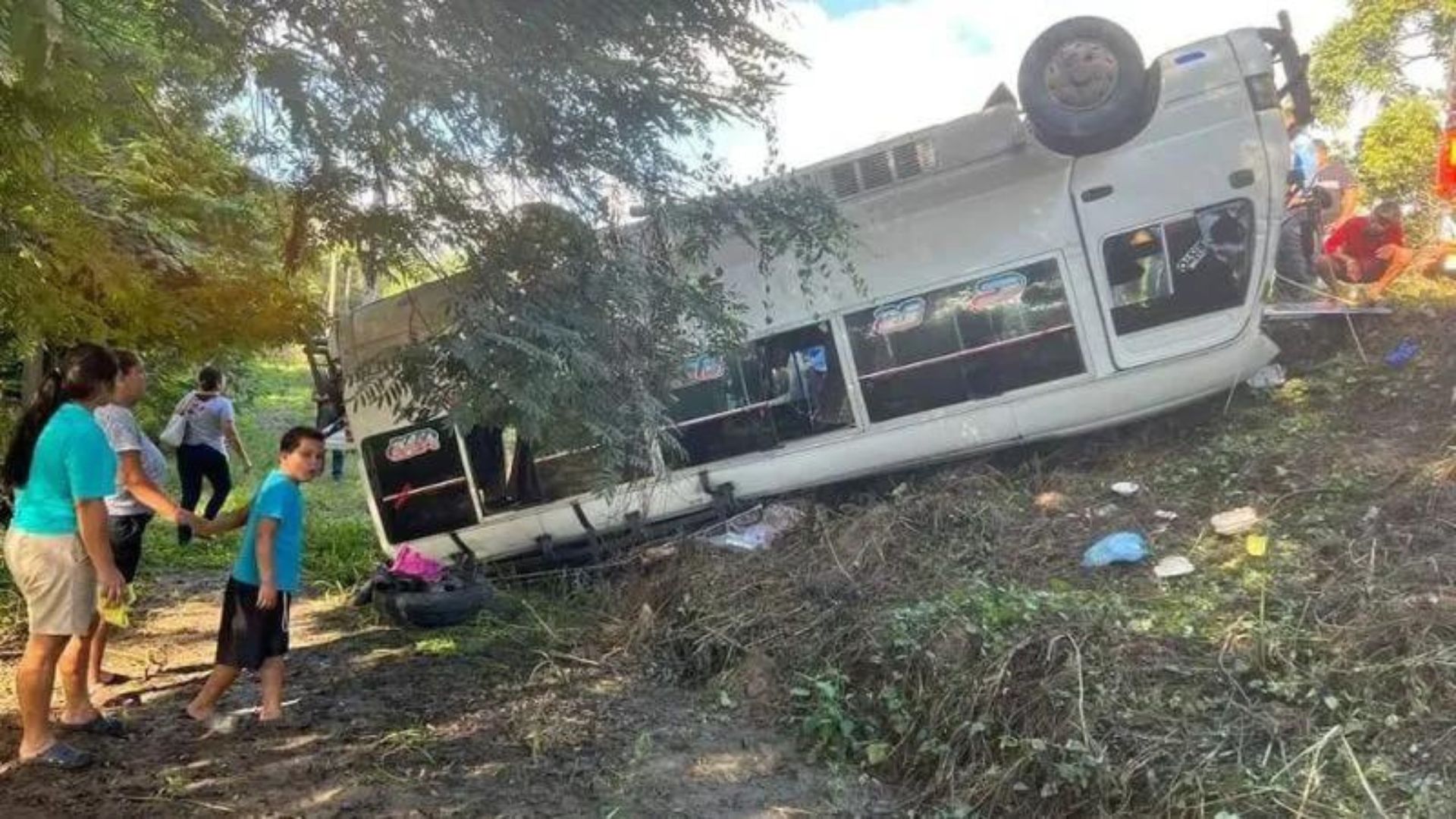 Varias personas heridas tras accidente de bus en Santa Bárbara