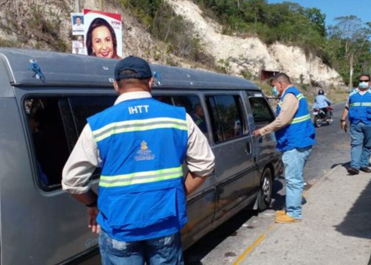 Conductores escolares exigen al IHTT legalizar operaciones