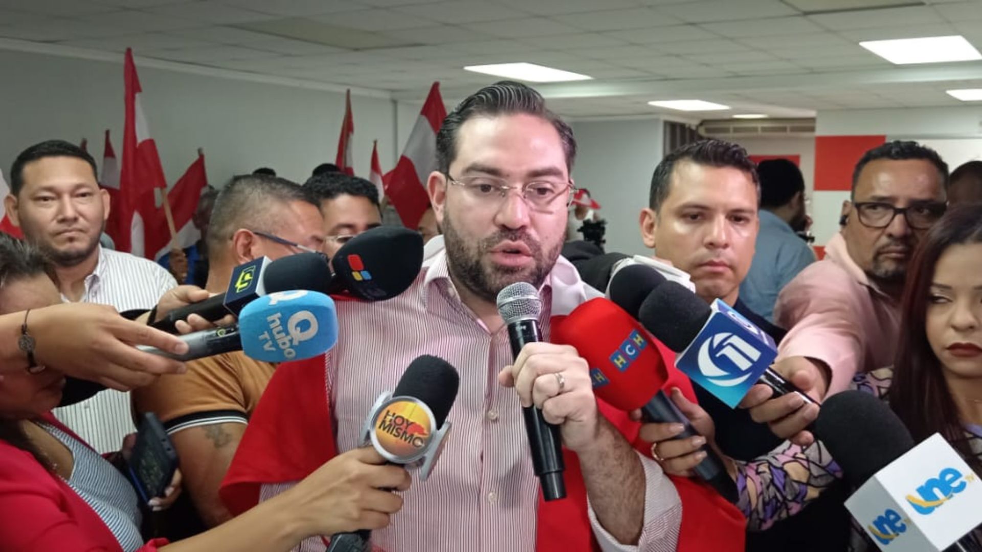 Jorge Cálix presenta solicitud de reingreso al Partido Liberal