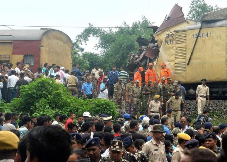 VIDEO| Choque de trenes en la India deja varios muertos y heridos