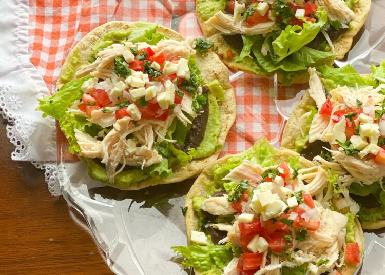 Tostadas de Pollo: ricas y fácil de hacer