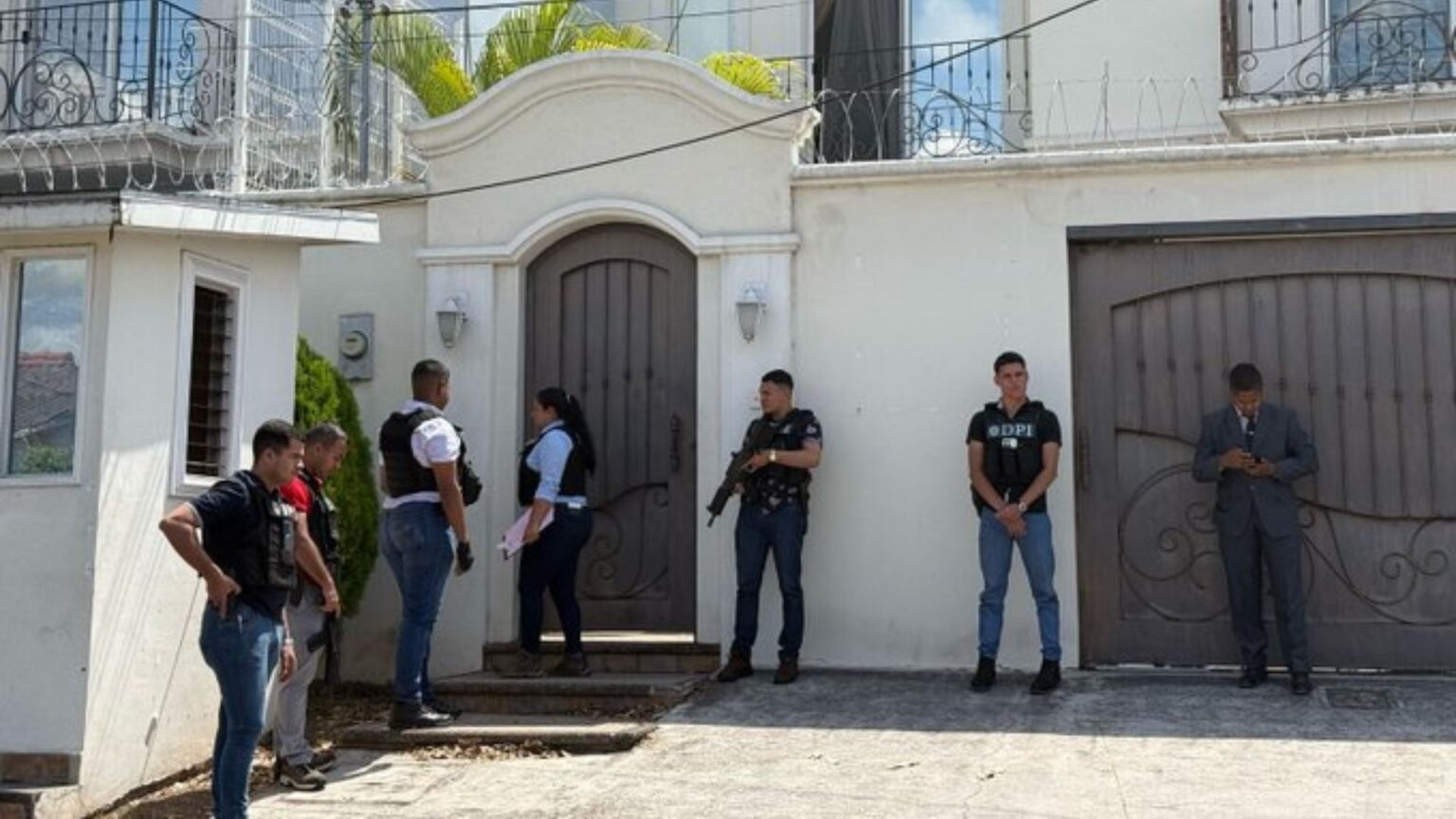 DPI allana vivienda de Esdras Amado López en la capital