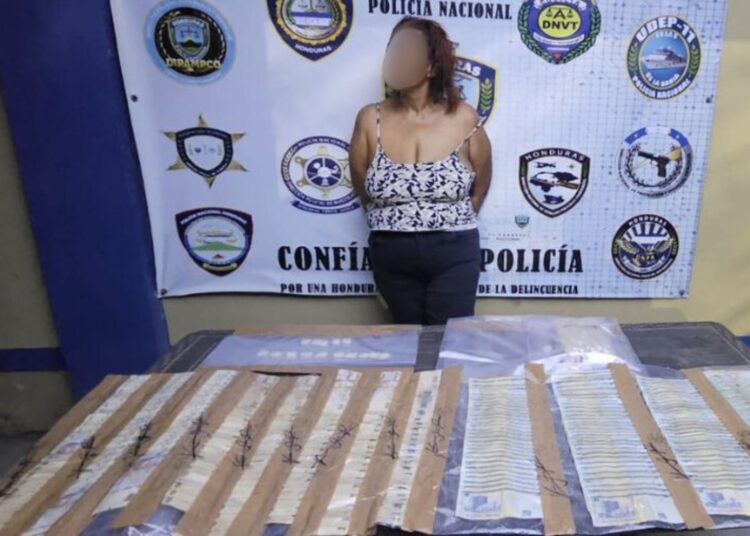Detienen a mujer con droga y dinero en Roatán, Islas de la Bahía