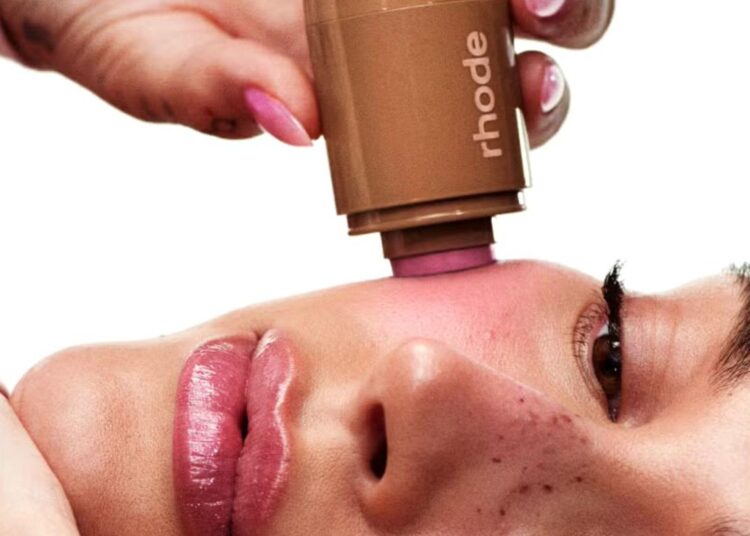 Hailey Bieber vende su marca Rhode por mil millones de dólares