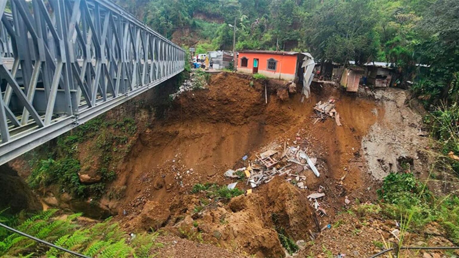 Familias huyen de sus casas por derrumbes en Ocotepeque