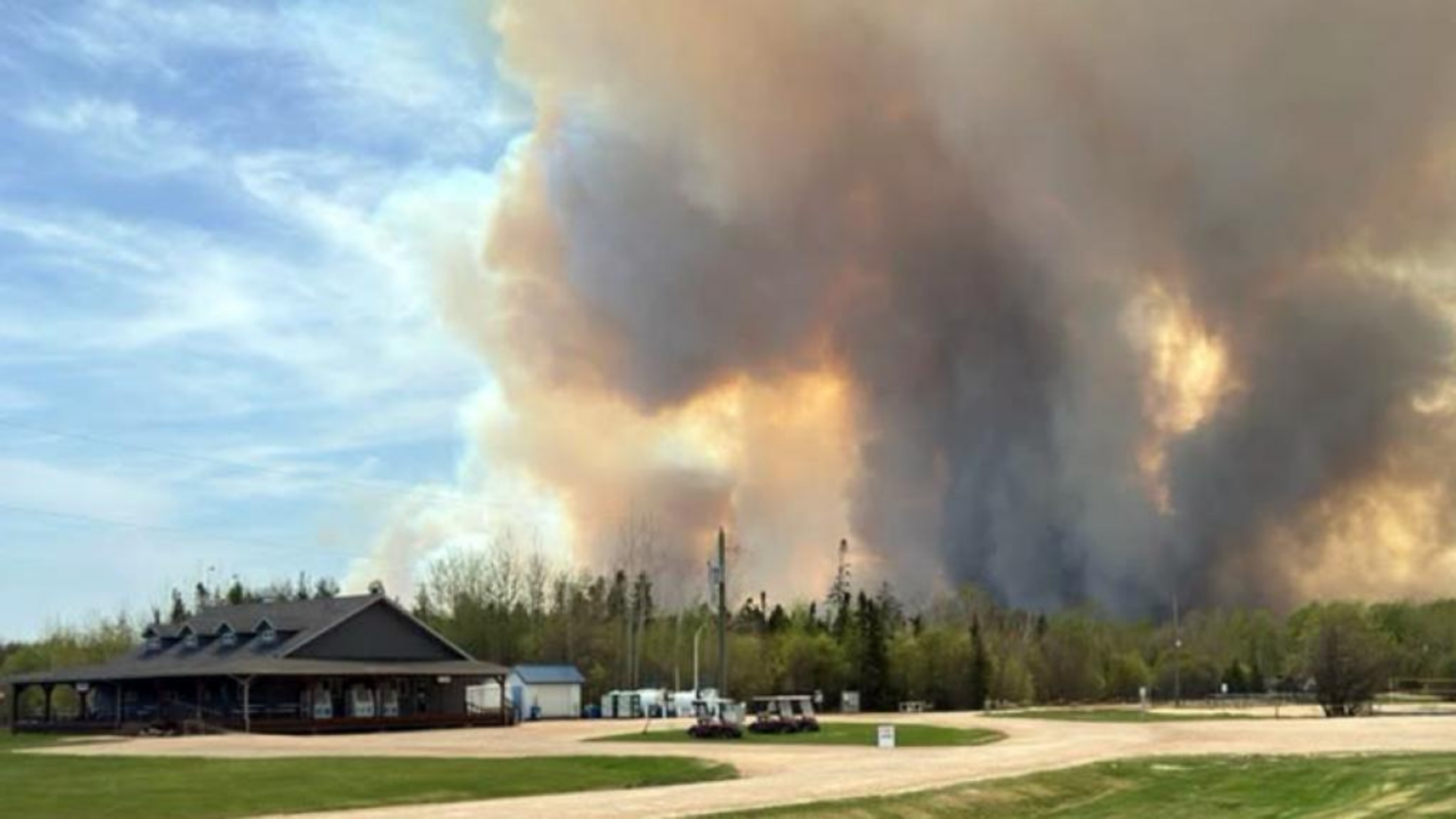 Incendio forestal en Canadá ya arrasa 300.000 hectáreas