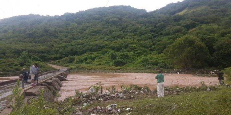 Intensa búsqueda de joven arrastrado por río Guayape