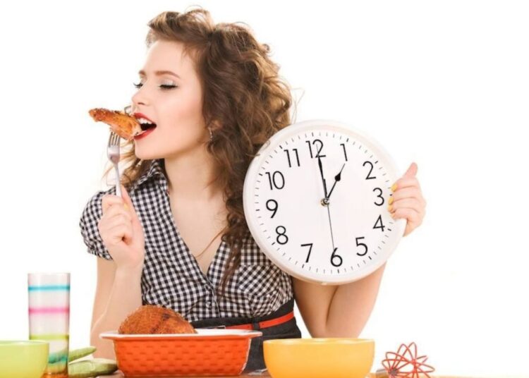 Qué comer y a qué hora almorzar, según expertos