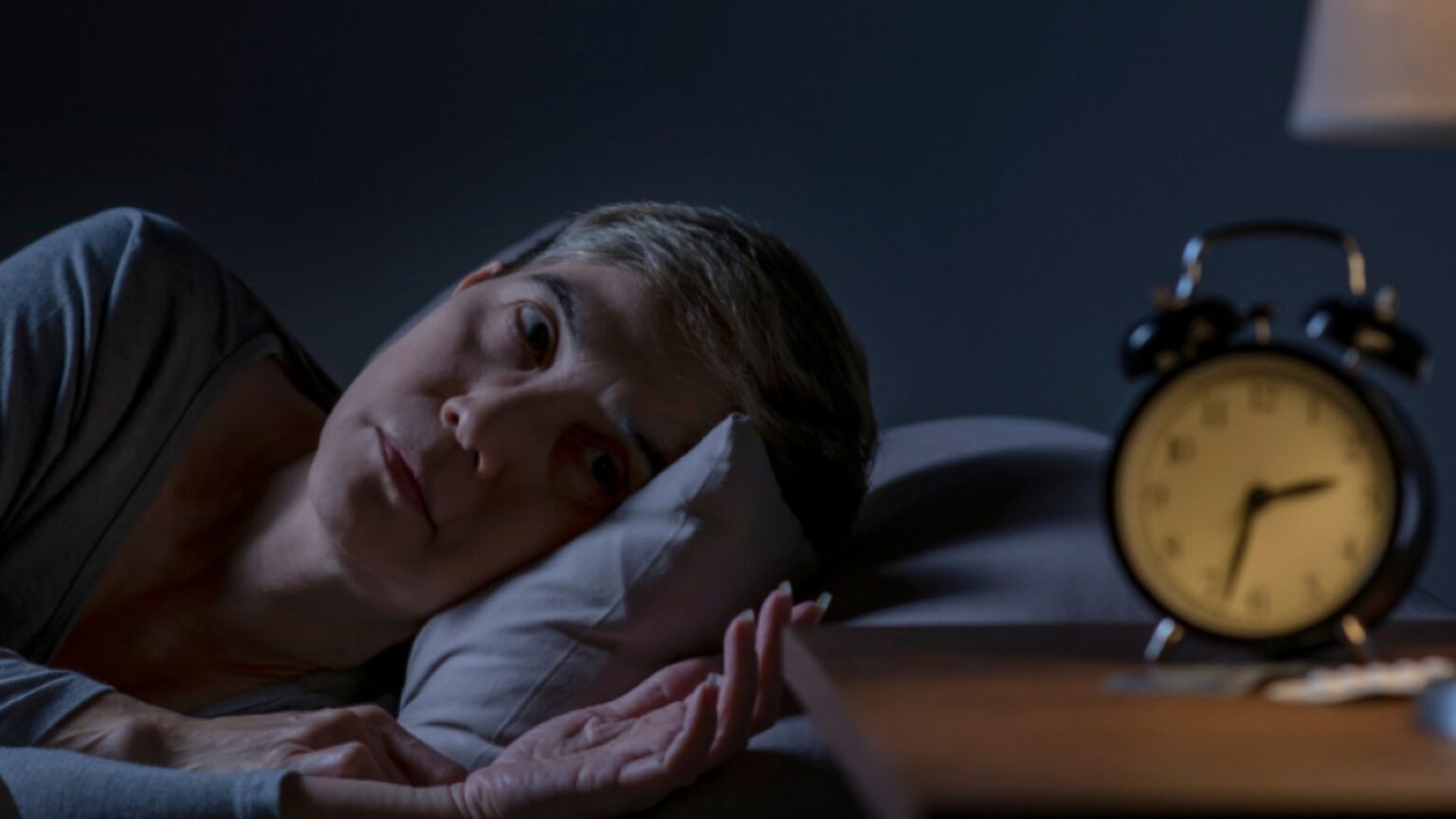 Despertarse en la noche puede revelar tu salud mental