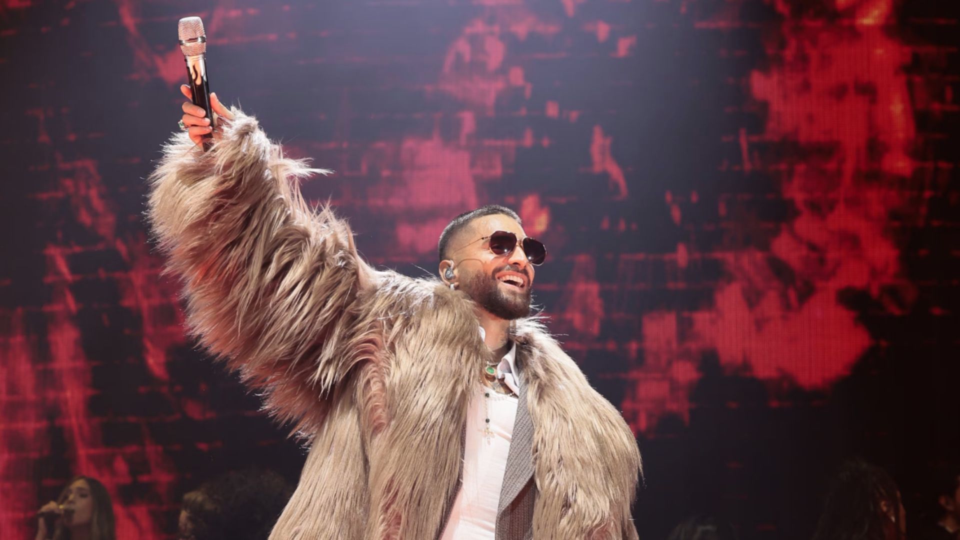 Maluma interrumpe concierto para reprochar a fan por llevar a un bebé