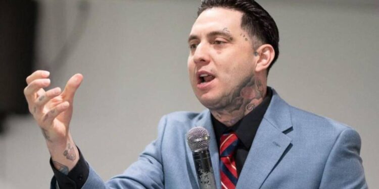 Lary Over regresa a Honduras convertido en predicador