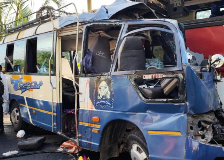 Un muerto y diez heridos en accidente de bus
