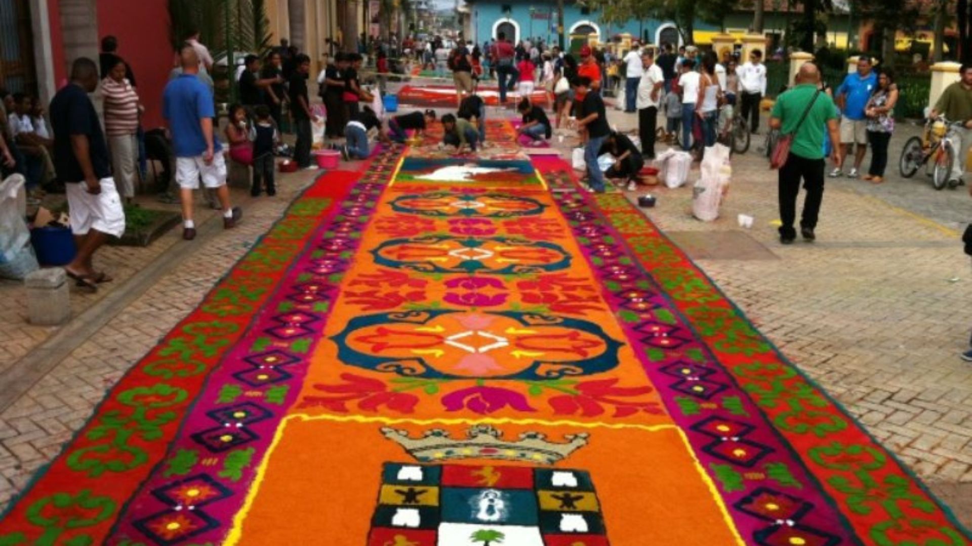 Semana Santa en colores: la tradición de las alfombras de aserrín