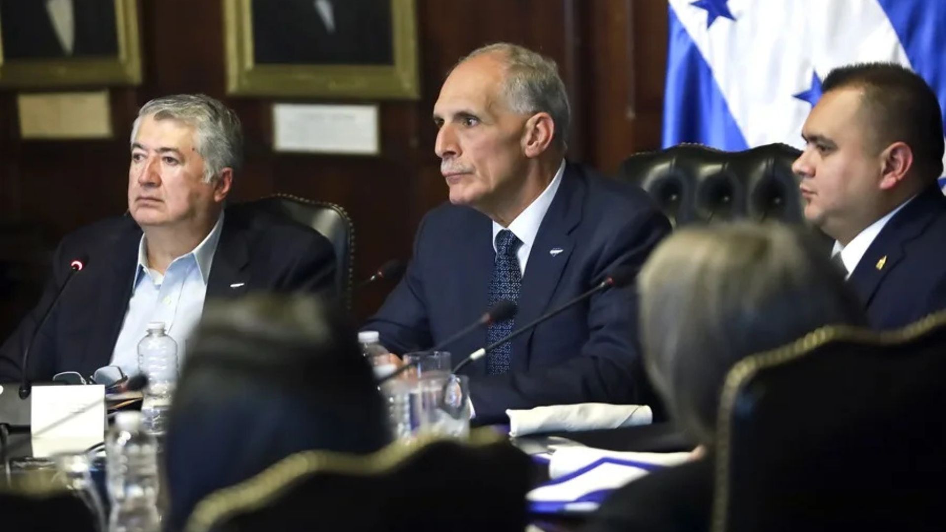 L. 700 millones menos en gastos: Gobierno defiende intervención ...