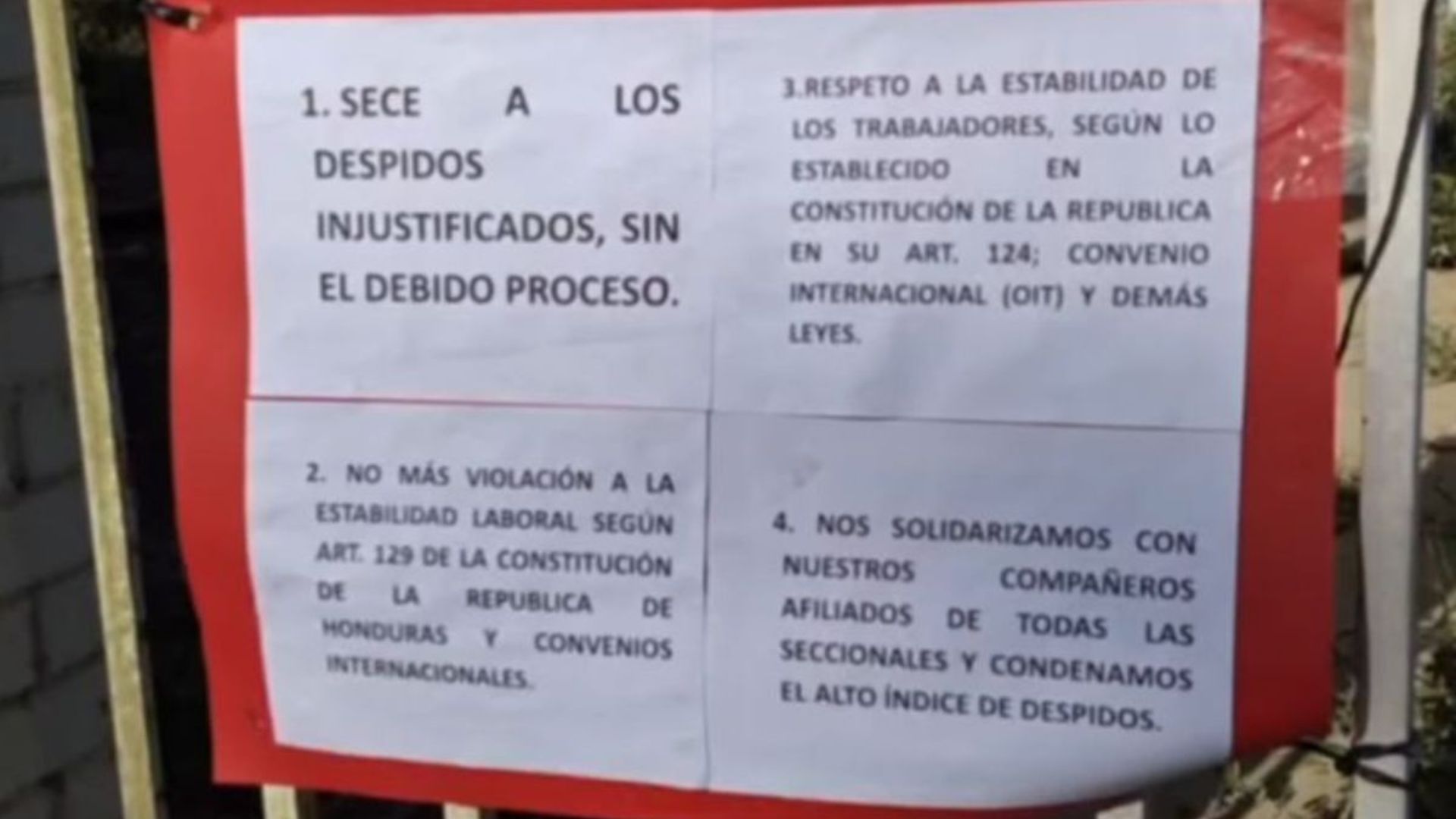 Docentes siguen en toma en Roatán por despidos injustos.