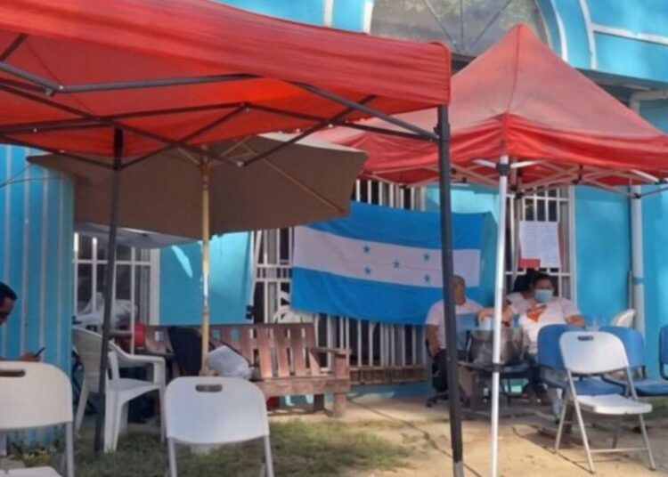 Docentes siguen en toma en Roatán por despidos injustos.